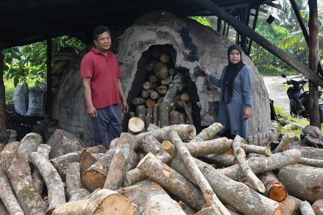 Permintaan arang kayu melonjak tiga kali ganda menjelang Aidilfitri ...