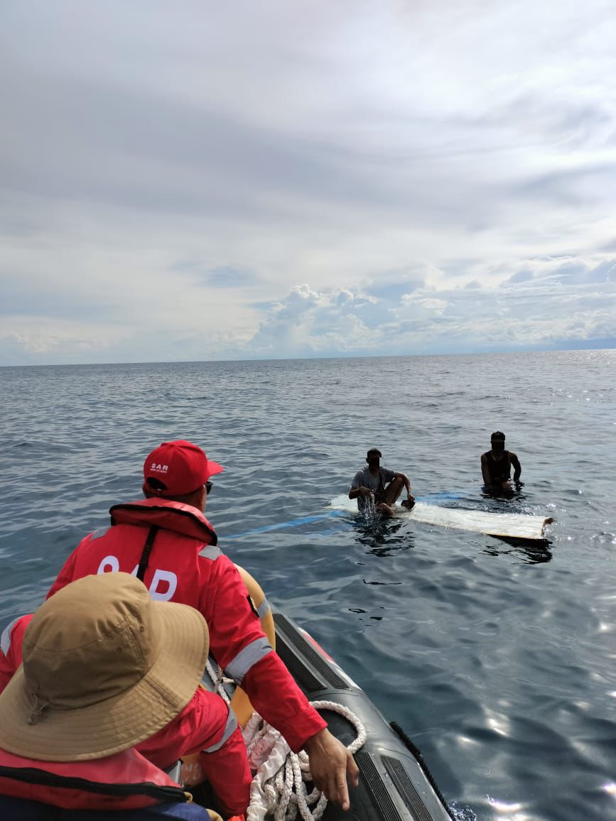 MMEA patrol boat rescues Filipino fishermen after boat catches fire ...